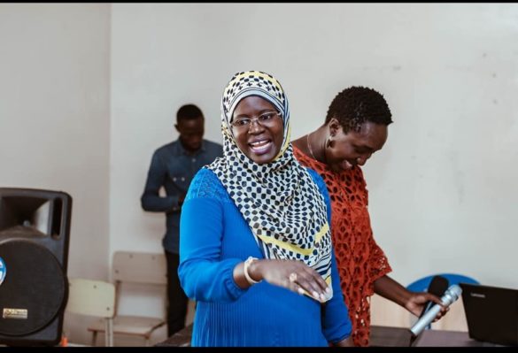 Maimouna Leye Diakhaté : L'enseignante passionnée qui révolutionne l'éducation numérique au ...