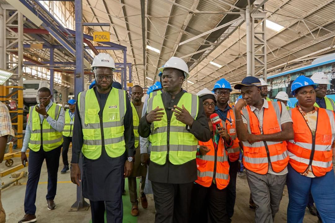 Le ministre Malick Ndiaye visite l'usine d'assemblage de voitures de ...